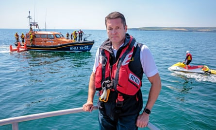 RNLI revela estadísticas de rescate de Channel y nuevo kit para salvar ...